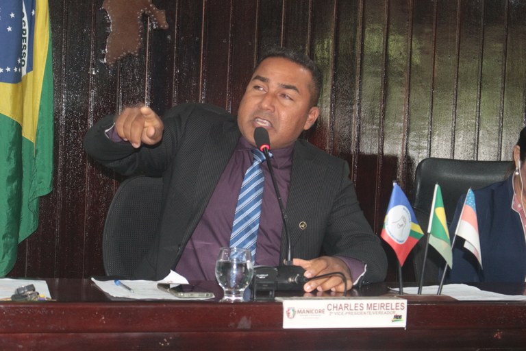 Charles Meireles repudia queima de dragas em Manicoré — Câmara ...
